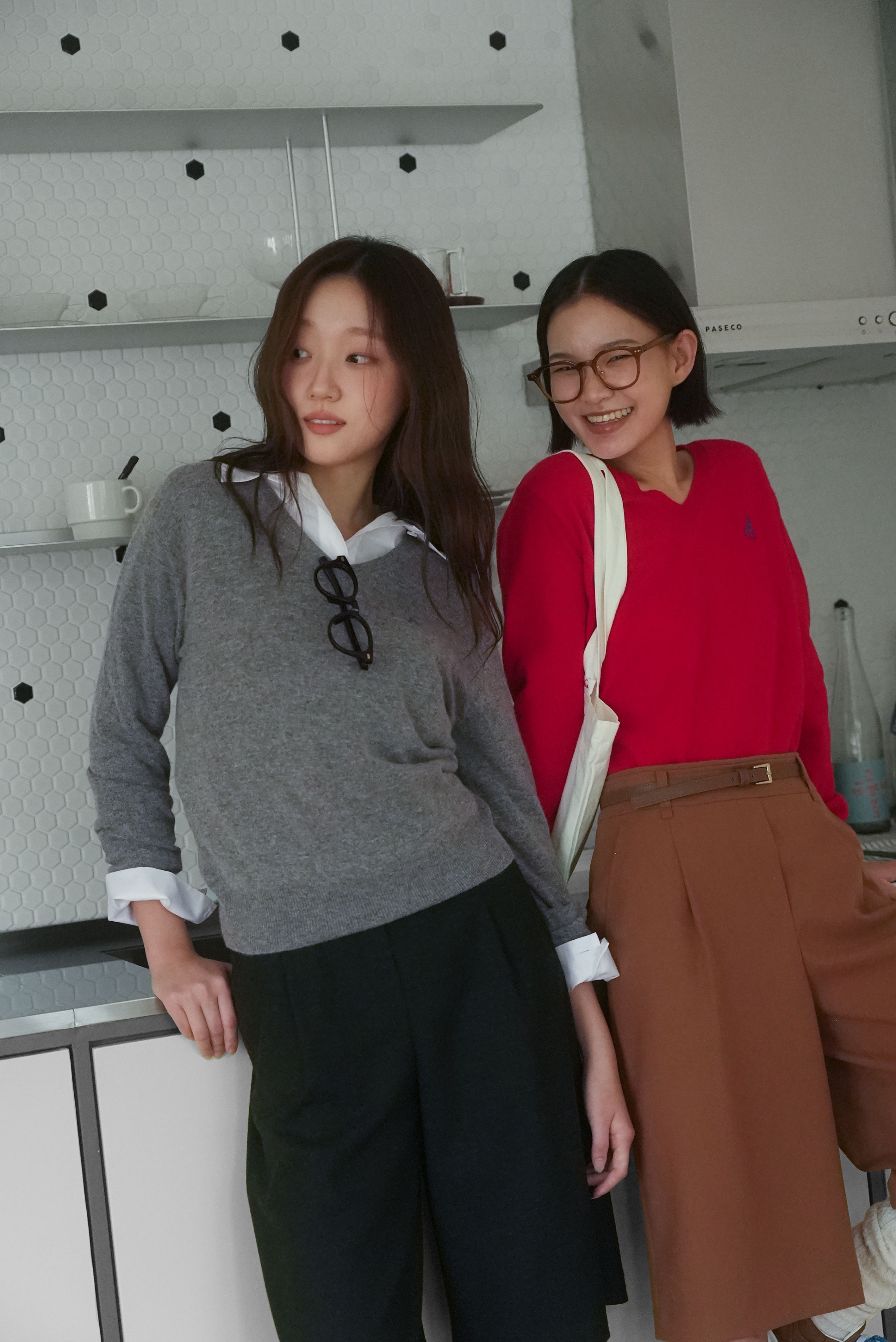 브이넥 니트에 버뮤다 팬츠로 센스있는 코디 완성👀